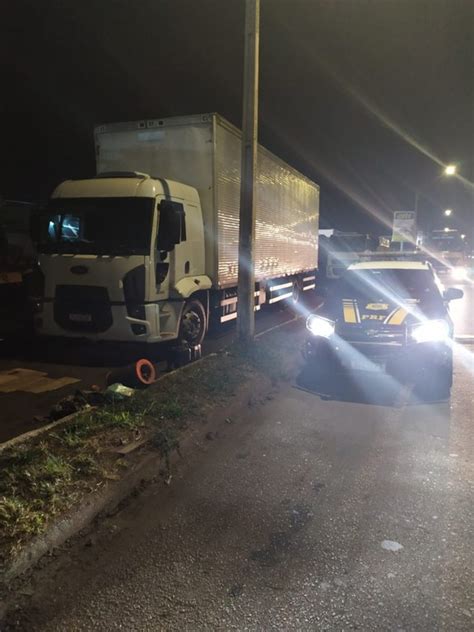 PRF resgata motorista recupera caminhão e prende dois assaltantes em