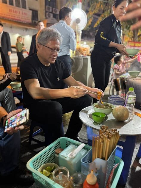 脫下招牌皮衣黃仁勳路邊大啖蝸牛牛肉河粉 超接地氣畫面曝 科技 三立新聞網 SETN