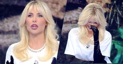 Lisola Dei Famosi La Prima Gaffe Di Ilary Blasi E La Frecciatina A