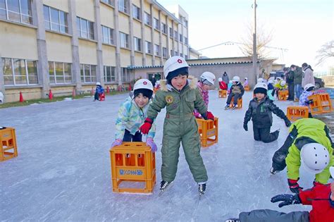 小諸市立水明小学校伝統の田んぼスケート授業が今年も始まる児童初めてのスケートリンクに歓声 東信ジャーナル