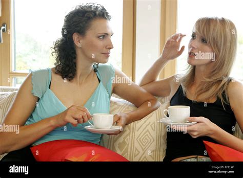 Zwei Menschen Frau Frauen Jung Kaffee Trinken Zuhause Gespraech