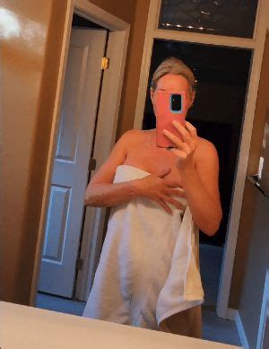 Any Volunteers To Rub Lotion On My Naked MILF Body HD Porn Pics