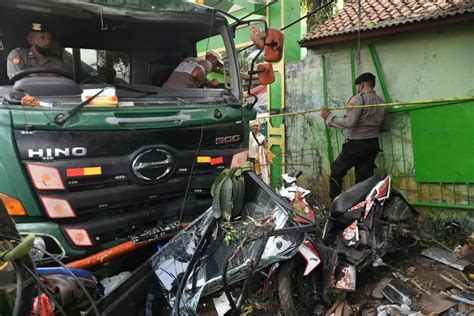 Ridwan Kamil Mengunjungi Lokasi Kecelakaan Container Di SD II Dan III