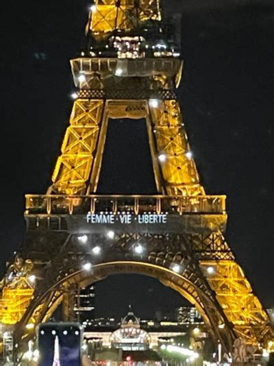 2023 01 16 La tour Eiffel affiche le slogan Femme Vie Liberté en