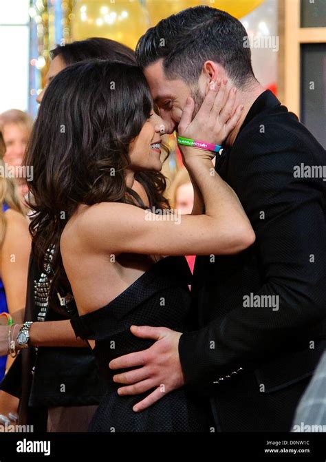 Kelly Monaco And Valentin Chmerkovskiy Hi Res Stock Photography And