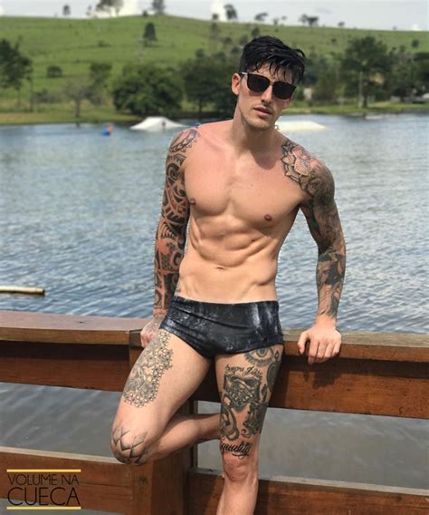 Modelo Danilo Borgato posa só de sunga Volume na Cueca