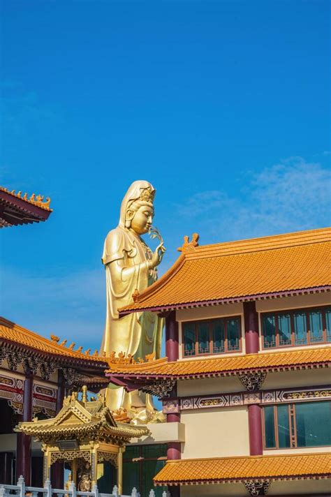 Guanyin diosa con templo techo y hermosa cielo a foguangshan tailandés