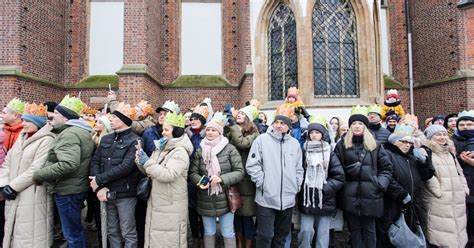 Orszak Trzech Króli na ulicach Wrocławia Deszcz i zimno ale było kol