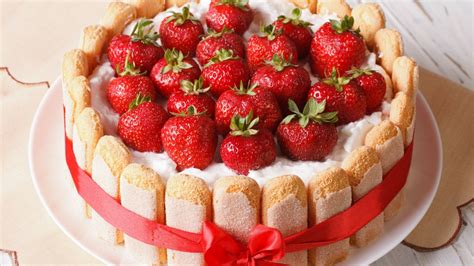Šarlota s jagodama Osvježavajuća torta koja se brzo priprema i nestaje
