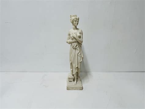 Estatua de la diosa Hebe en marfilina Italia 1960s 48 cm Galería de