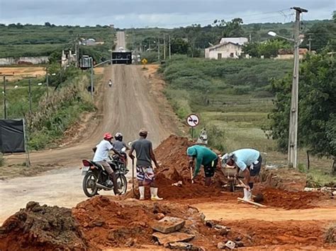 Prefeito vistoria serviços para o escoamento de águas pluviais no Pega