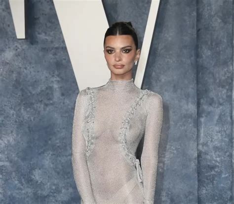 Emily Ratajkowski posó con un vestido naked dress Misiones Para Todos
