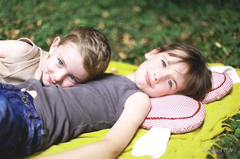 Câlin entre cousin Calin Enfant Cousin