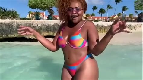 Gaby Amarantos Cantando Na Praia De Biquini Fio Dental Porno Pe
