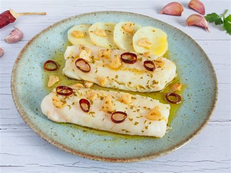 Merluza a la bilbaína plato sencillo en salsa tradicional vasco