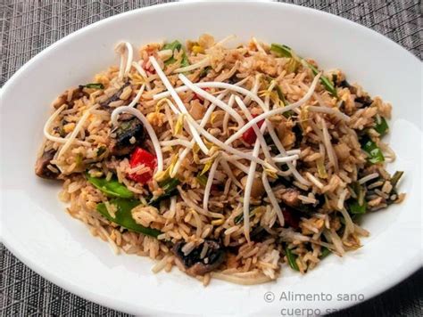 Arroz integral frito con vegetales Más fibra que el tradicional