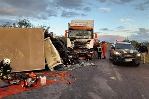 Tragédia na BR 116 batida entre caminhões deixa um morto vítima