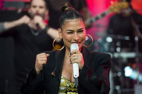 Simone Mendes revela que foi pega no flagra em momento íntimo em beco