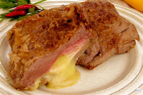 Jantar rápido bife à milanesa recheado presunto e queijo