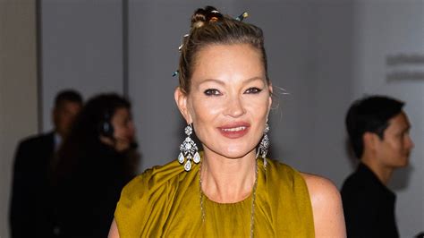 À 48 ans Kate Moss ose la robe transparente dans les rues de New York