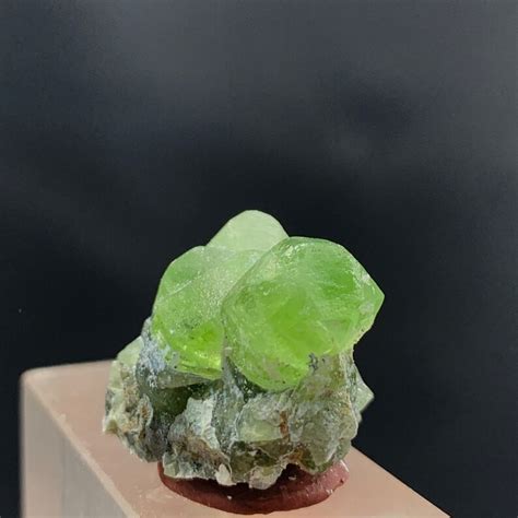 Top Quality Terminted Peridot Crystal Peridot Specimen Green Peridot