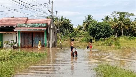 Diguyur Hujan Berjam Jam 24 Titik Di Kota Bengkulu Terendam Banjir