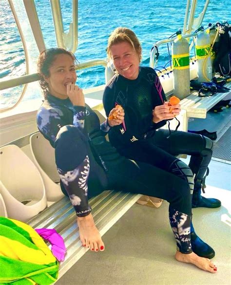 A los 56 años Salma Hayek presume su figura de infarto con un bikini