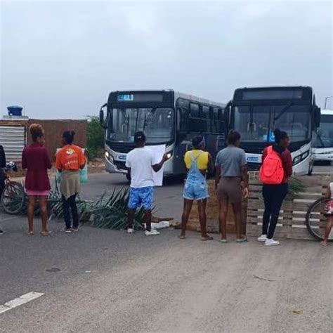 Moradores interditam avenida durante manifestação por melhorias no