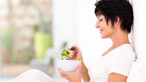 Cómo debe ser la alimentación en la menopausia Hospital La Paloma