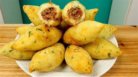 Como Fazer Um Delicioso Bolinho De Aipim YouTube