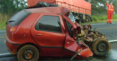 G Homem Morre Em Batida Entre Carro E Caminh O Na Br Em