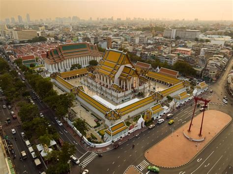 Una vista aérea de red giant swing y suthat thepwararam temple al