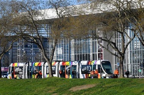 EN IMAGES Le nouveau tramway dAngers a réussi son premier examen sur