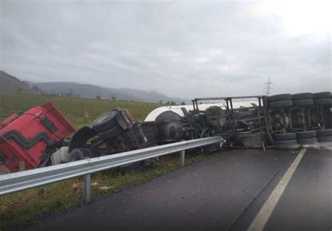 Carreta Carregada Cimento Tomba Na BR 470 Em Ilhota Jornal De