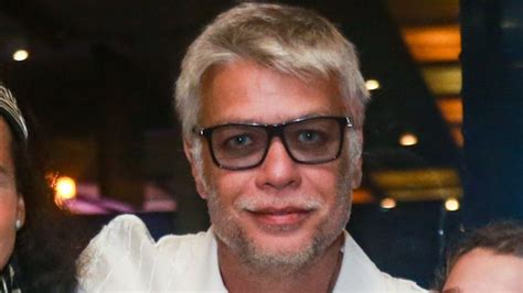 Família Em momento raro Fábio Assunção é flagrado a mulher e a