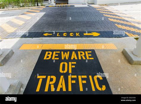 Las grandes señales amarillas pintadas de cuidado con el tráfico en