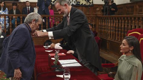 El Rey Entrega El Premio Cervantes Al Poeta Venezolano Rafael Cadenas