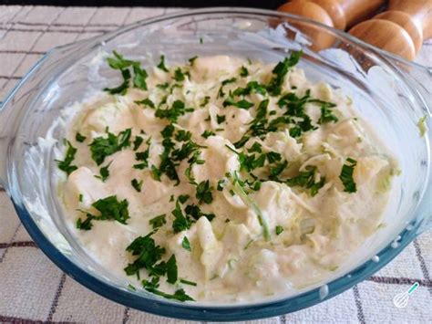 Salada de repolho maionese e creme de leite versátil e deliciosa