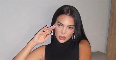 Georgina Presume De Su Hija Bella Esmeralda Que Posa Como Una Modelo