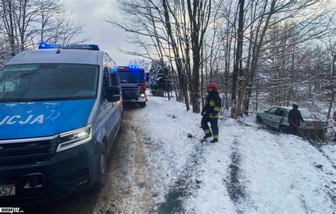 Krosno opel wypadł z drogi uderzył w drzewo