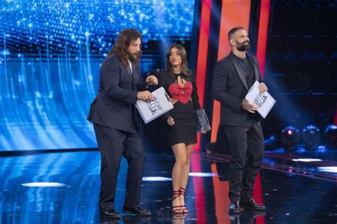 Giulia Stabile a Tu Sì Que Vales col cuore sulla scollatura quanto