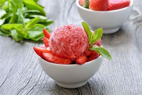 Sorbet aux fraises sans sorbetière un dessert incontournable Vite