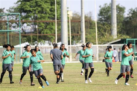 LATIHAN SEPAK BOLA TIMNAS WANITA INDONESIA ANTARA Foto
