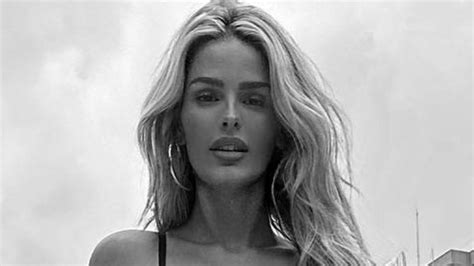Mag Rrima Yasmin Brunet Surge De Biqu Ni E Exibe Barriga Trincada