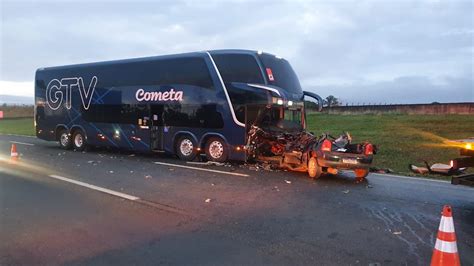 Acidente Entre Nibus E Carro Deixa Mortos Je