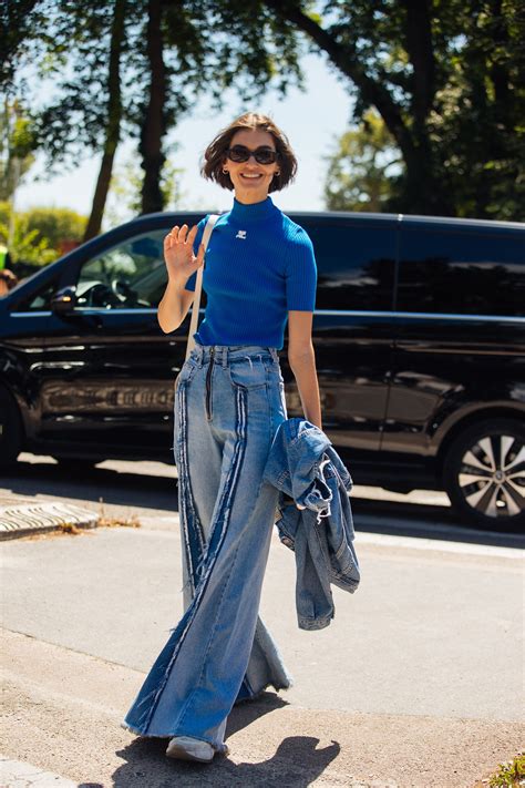 Cómo llevar jeans acampanados con tenis blancos en Primavera Verano