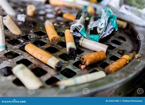 Zigarettenkippen Und Aschenbecher Stockfoto Bild Von Verboten