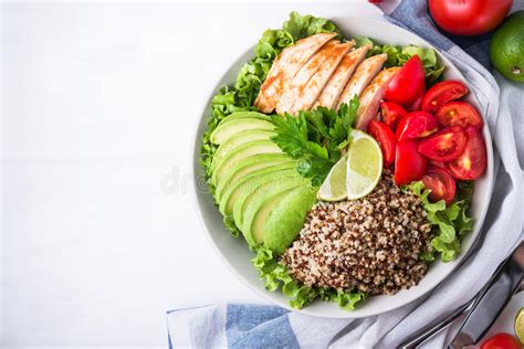 Bacia De Salada Saudável Quinoa Tomates Galinha Abacate Cal E