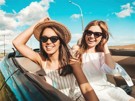 Portrait De Deux Jeunes Femmes Hipster Belle Et Souriante En Voiture