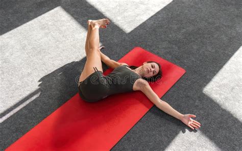Estirando Yoga Y Mujer En La Alfombra Roja Para El Ejercicio De
